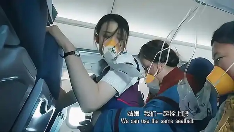 中国机长:四川8633出现事故,准备迫降,下一幕的场景让人泪目