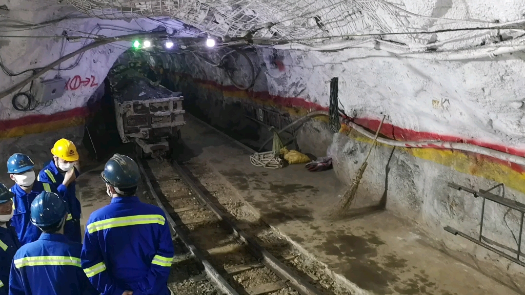 除了曲轨自卸式矿车卸载曲轨弧度加高,遇见的您还有什么更好的方式...