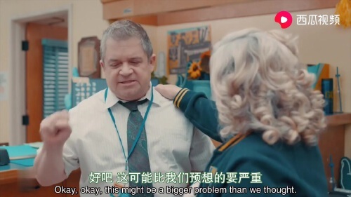 小哥太无辜了,进校长室撞破校长的秘密,直接被校长遣送回家