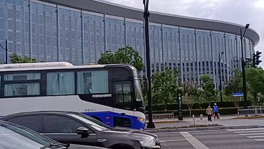 会展中心旁的风景好美呀,行人,汽车,电瓶车都自觉遵守交通规则