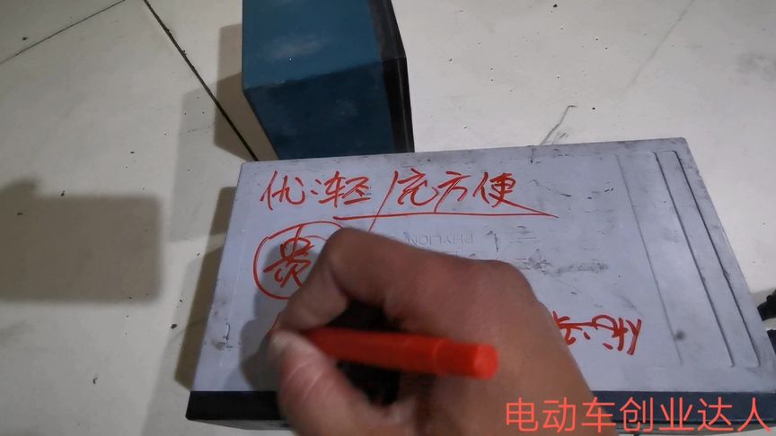 电动车的锂电池为啥至今还没普及?仅仅因为贵?修车小伙道出实情
