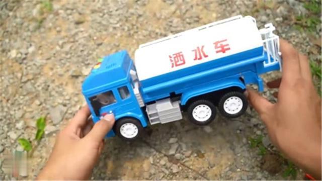 少儿卡通,工程车玩具动画,救援队组装洒水车