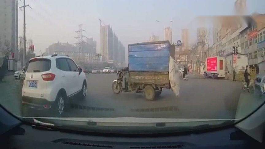 电动车车厢货物太多,把车头压的翘起来,记录仪拍下揪心一幕!