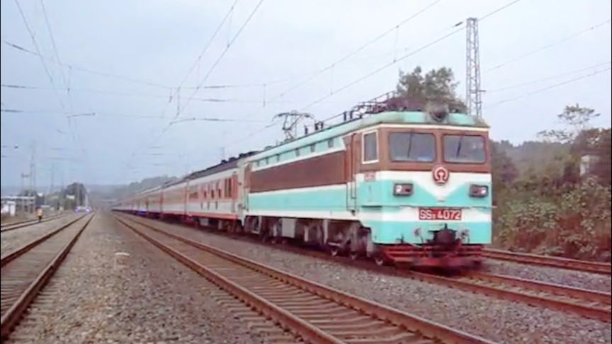 广元开往成都的火车 SS3牵引K9457次通过宝成铁路石马坝站