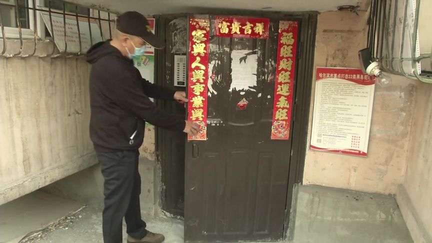 单元门一米六六 居民进出都得点头哈腰