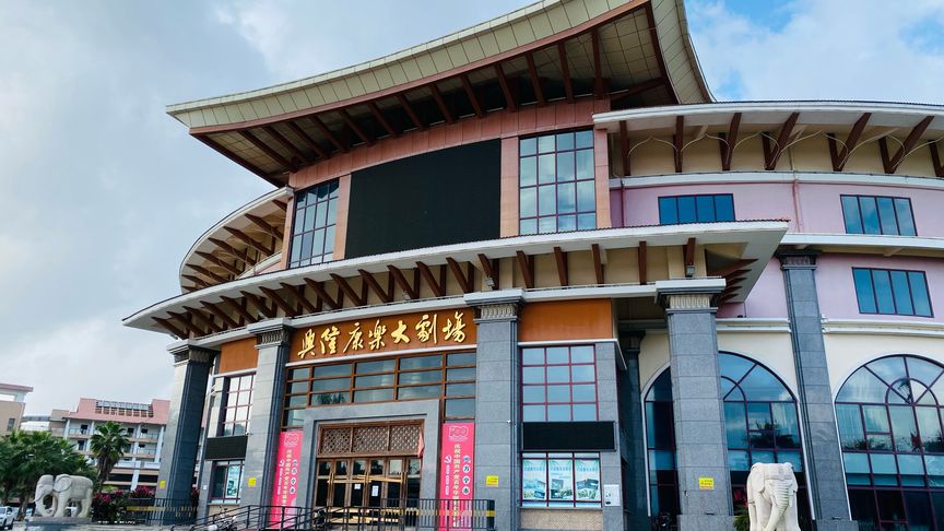 月亮河广场游玩,拍到党的历次代表大会召开年份展板,温故知新