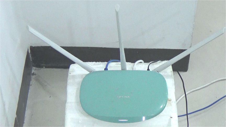 路由器这样摆信号立马增强20倍,100个人有99个不知道