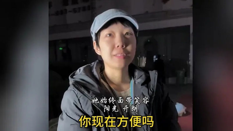 无臂女孩深夜独自摆摊,坚强面对生活!并且拿下残疾人马术冠军