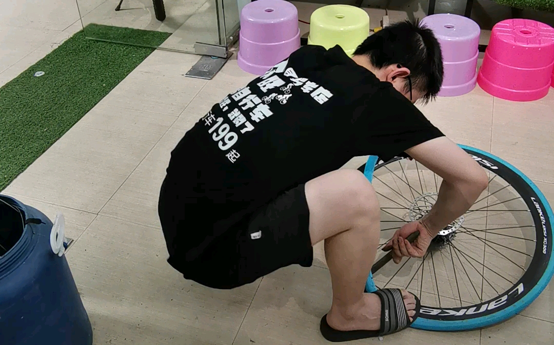 死飞自行车实心胎安装方法