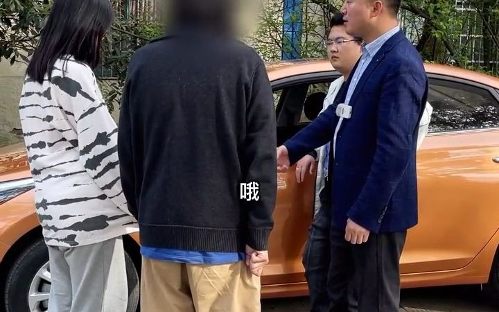 美女不懂手自一体,挂着M档上高速?
