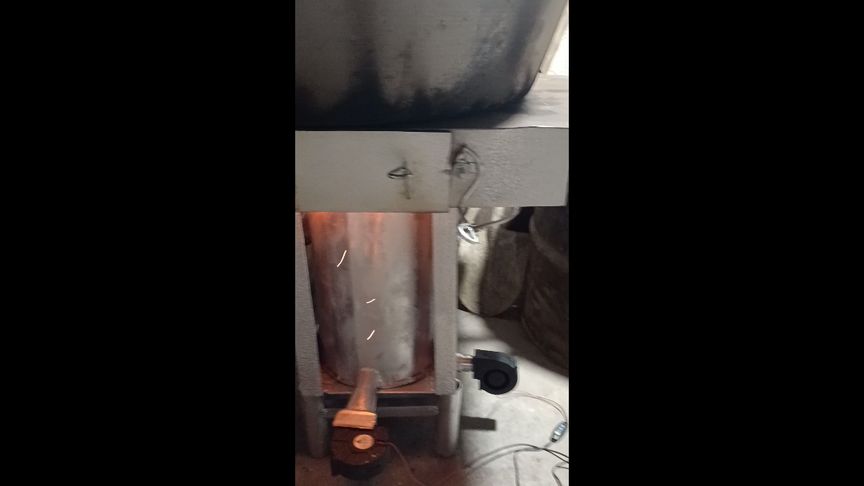 新改进的家用柴草气化炉节能环保,用一个充电宝就可以使用,自制