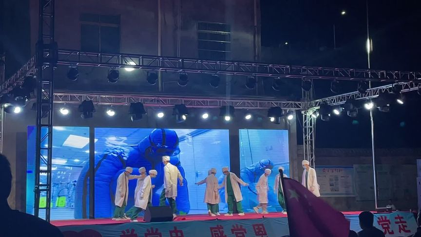学校的毕业晚会,被这个节目感动到了#毕业晚会 #中考加油