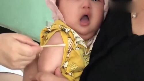 一针下去宝宝突然定住不动,反射弧有点长啊