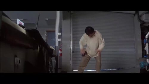 警察故事简单任务:小伙中刺豚毒走路一瘸一拐!不料对手一背刺豚