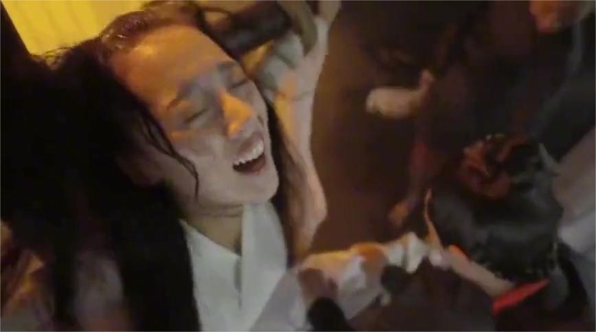 这种刑罚是谁想出来的,拿羽毛挠痒痒,这招太绝了