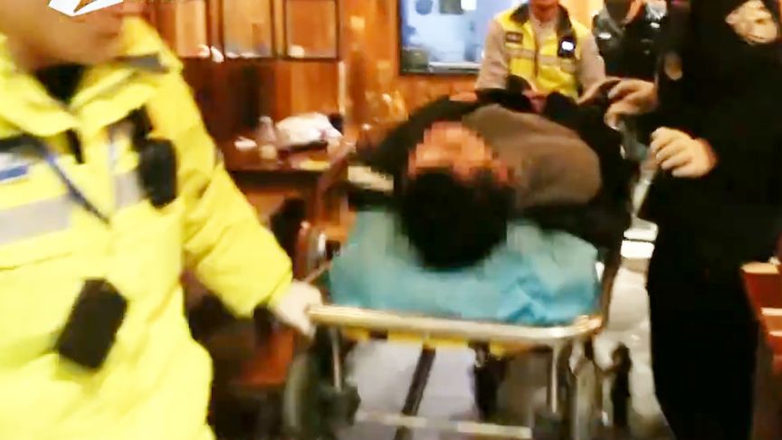 杭州:18岁小伙独自喝下5瓶劲酒,当场醉倒出现急性酒精中毒症状