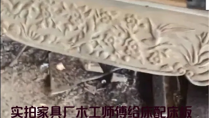 实拍家具厂木工师傅给床配床板,用这么厚的木板是不是大材小用了