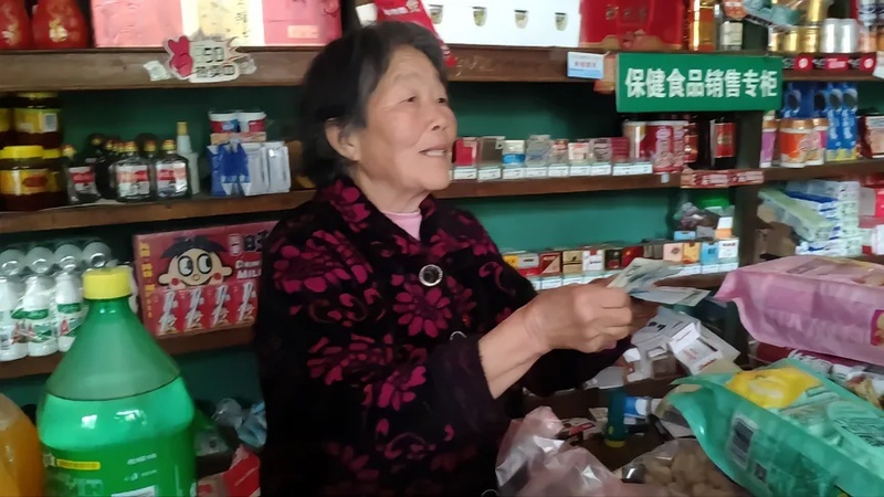 河南驻马店嵖岈山风景区。非常实在的大娘开的小卖部:很厚道!