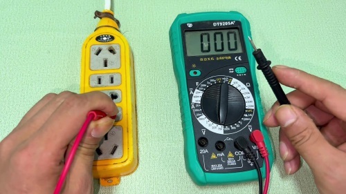 红表笔精准测量零火线,黑表笔悬空背后,万用表的神秘用途让人惊喜不已