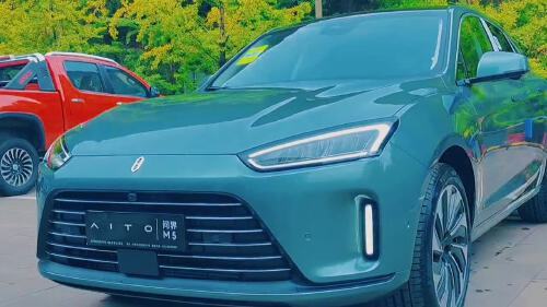 华为问界M5,城口首台,增程式新能源汽车,续航1000公里