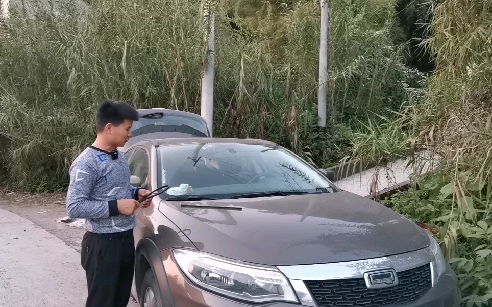 老司机教你快速更换汽车雨刷胶条,再也不用花钱买昂贵的雨刮器了