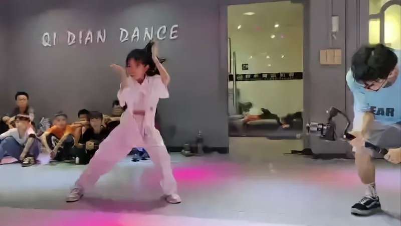 小女生爵士舞单人表演,觉得的怎么样