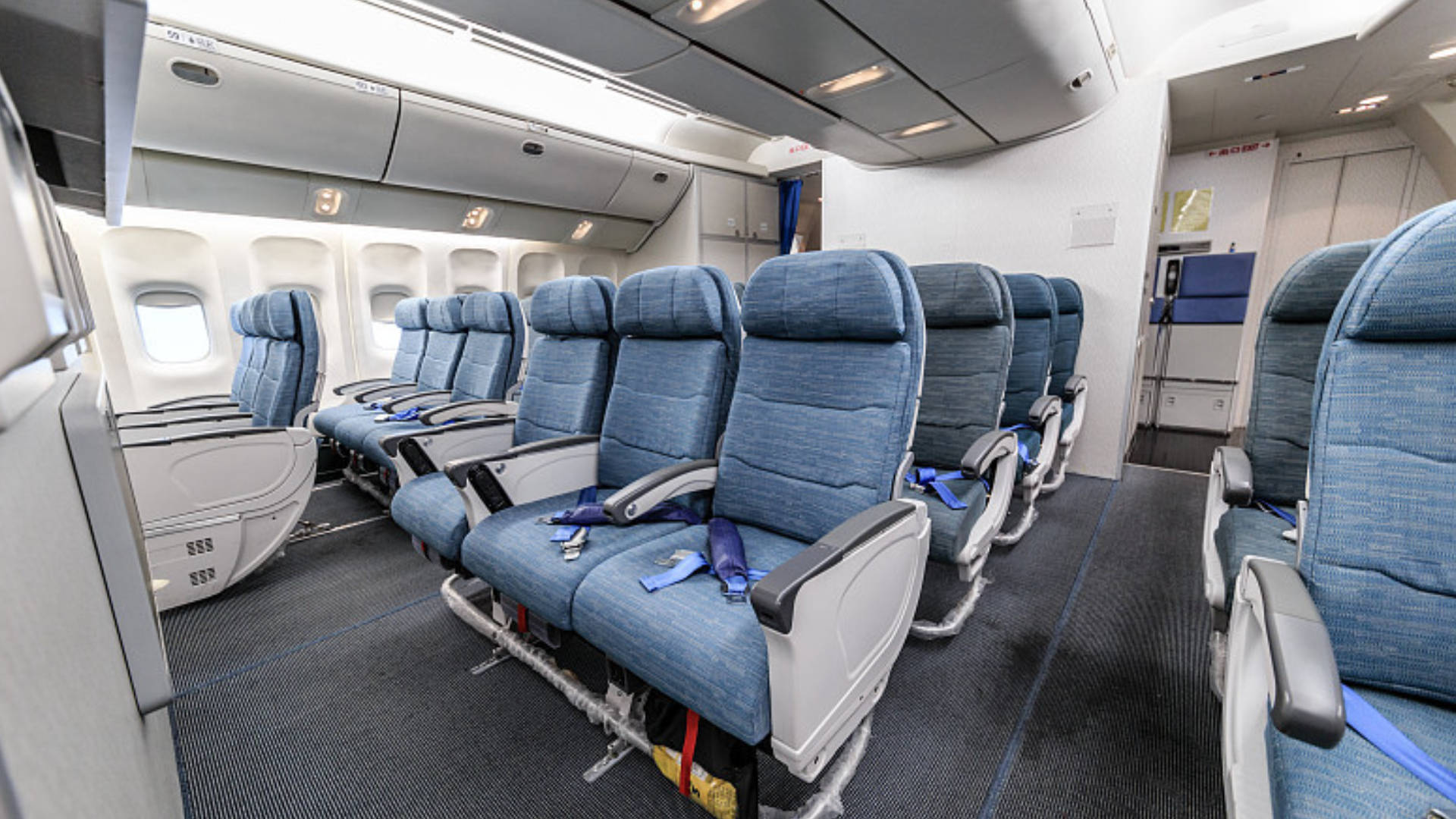 女子吐槽飞机餐仅一根青菜配米饭?网友吵起来了