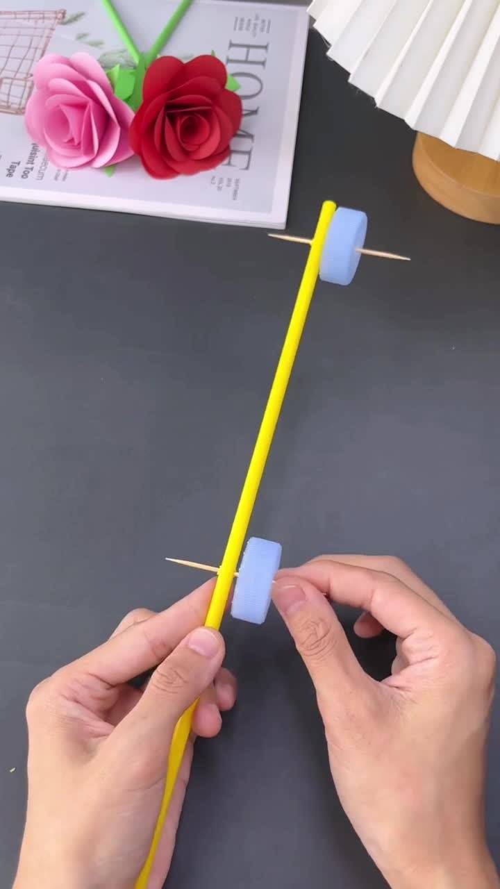 手工:用瓶盖制作滑轮,带孩子一起制作升旗小手工