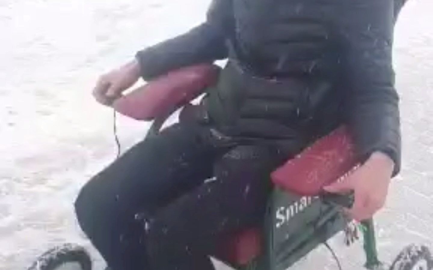 这个平衡车改装的自制电动轮椅还不错吧
