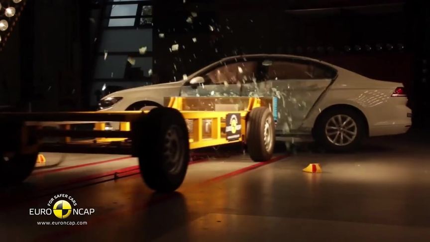 大众神车怎么样 大众帕萨特碰撞安全性能测试