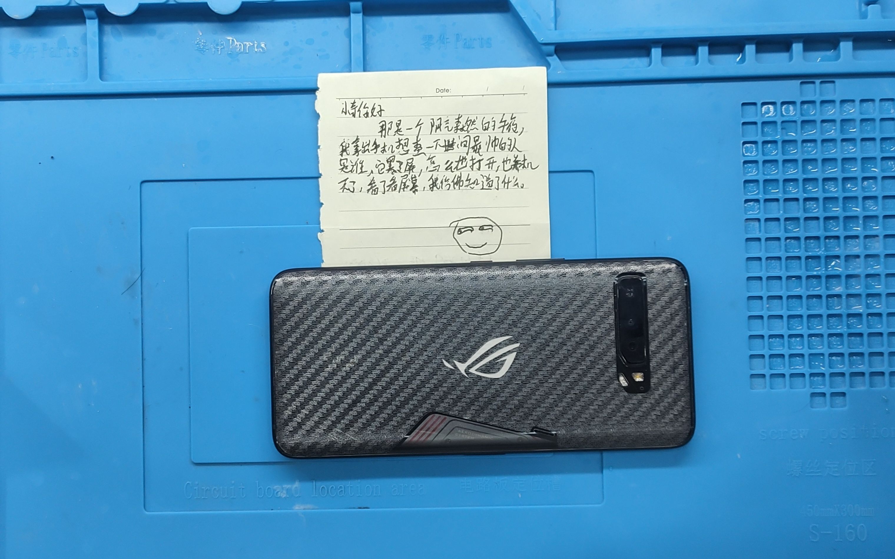 ...ROG3屏幕摔坏要换屏,这手机不用弄破防拆标签就能换屏,但是还是有...
