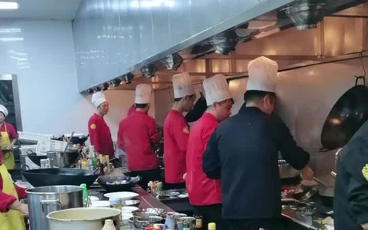 记录大酒店里的厨师工作现场,忙忙碌碌的工作中,生活不易加油#餐饮人