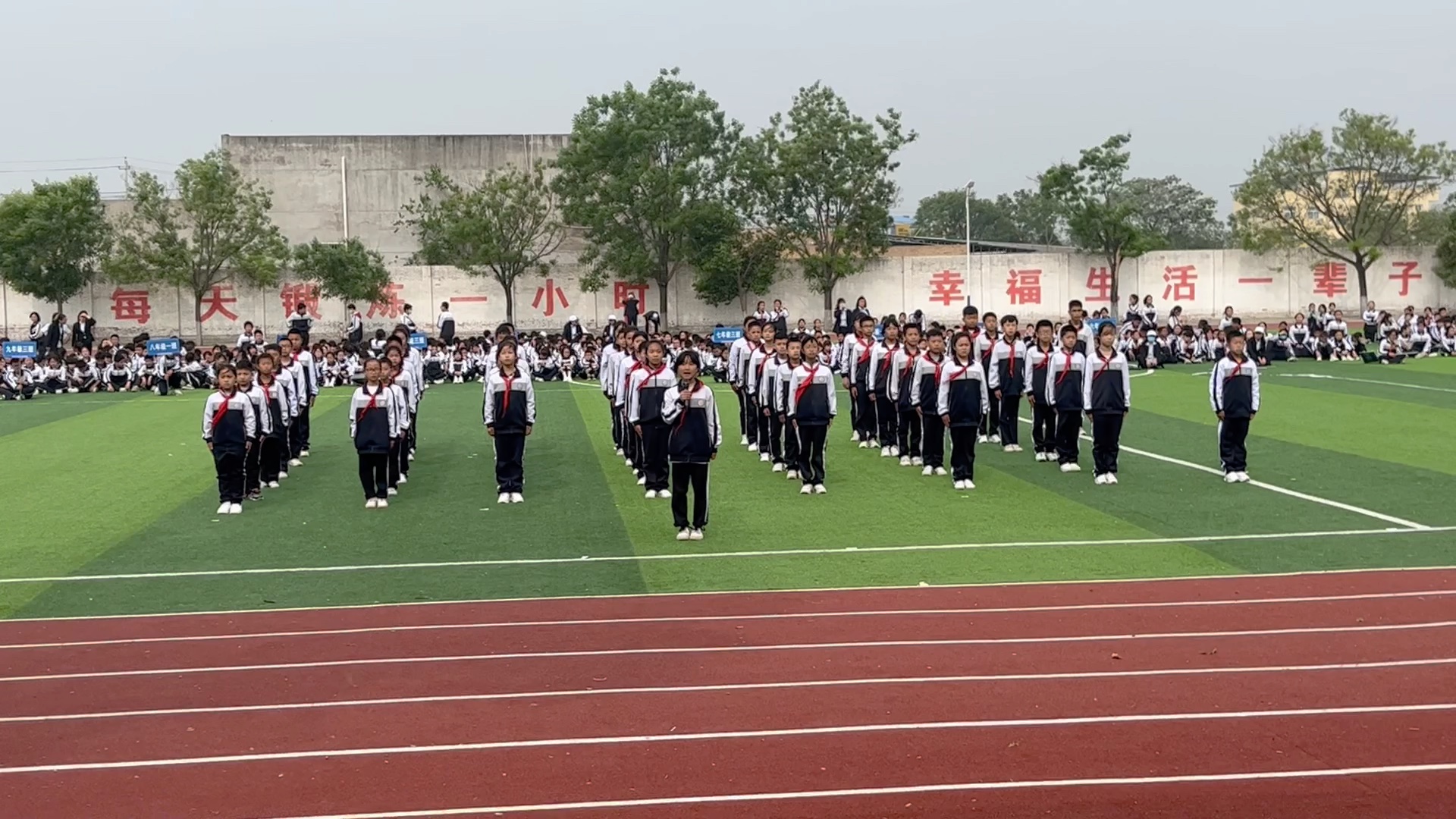 小学运动会队列队形+手势舞表演(听我说谢谢你)