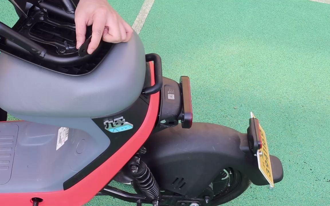 ...电动车a30c A35 a40 a65后尾架后备箱支架改装载人货架配件安装视频