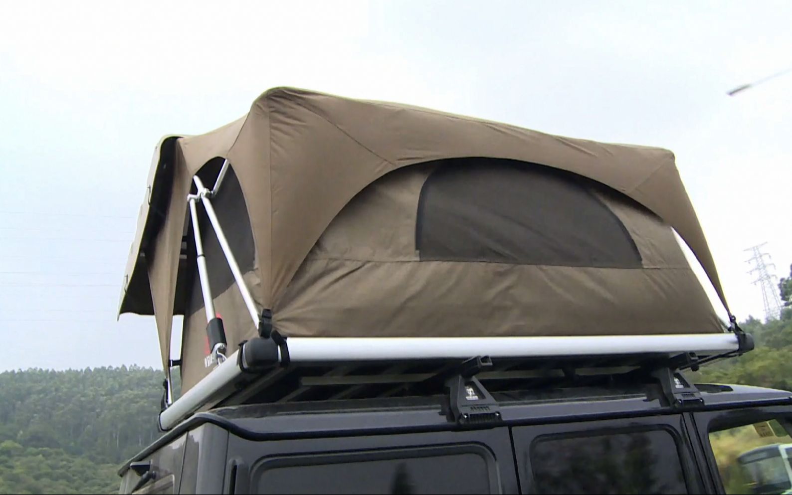 车顶上“行军床”?53岁驴友发明车顶帐篷,智能升降一键远程遥控