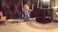 小女孩舞蹈排练回家后,模仿起老师的各种动作,搞笑了