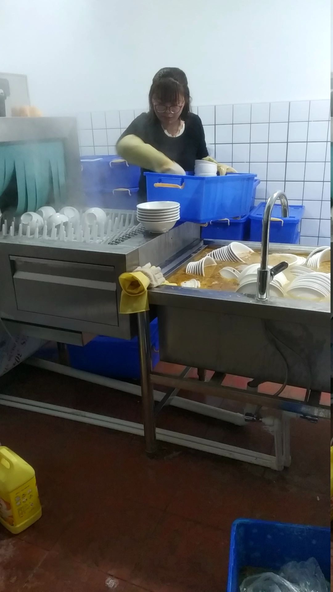 ...在客户现场实拍的长龙式洗碗机清洗操作视频CHS-DH40食堂洗碗机