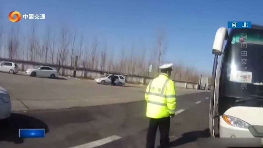 客车变身“大货车”司机谎称车门打不开,交警打开后慢慢一车货物