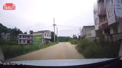 行车记录仪:摩托车逆向行驶,车主赶紧按喇叭示意,还是撞了上来!