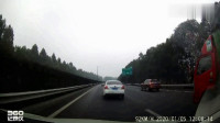 行车记录仪:这是高手,奥迪也不能怎么开吧?