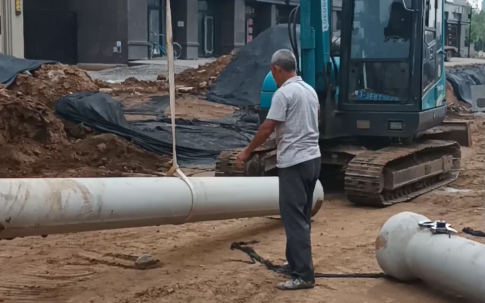 ...住宅南北两区之间。公路。雨水管网施工。5公分厚的细石混凝土...