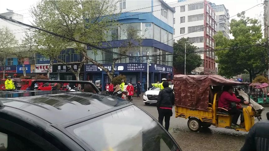交警同志们冒雨指挥交通,辛苦了!