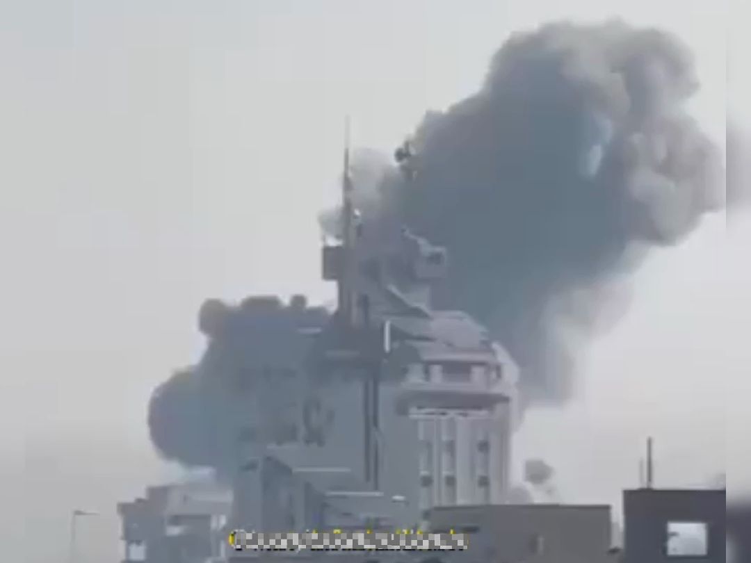 大规模空袭在以色列特拉维夫本古里安机场上空出现,以色列国防军对...