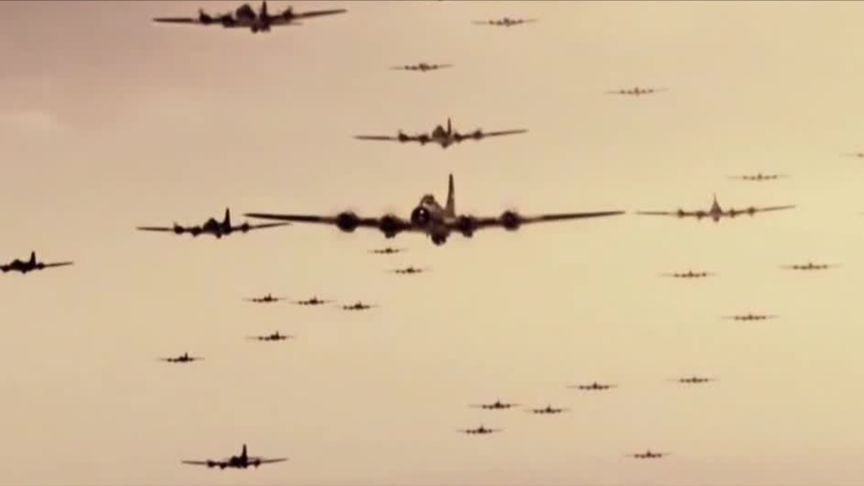 精彩二战电影片段,空中堡垒在意大利上空的决战,真实故事改编。