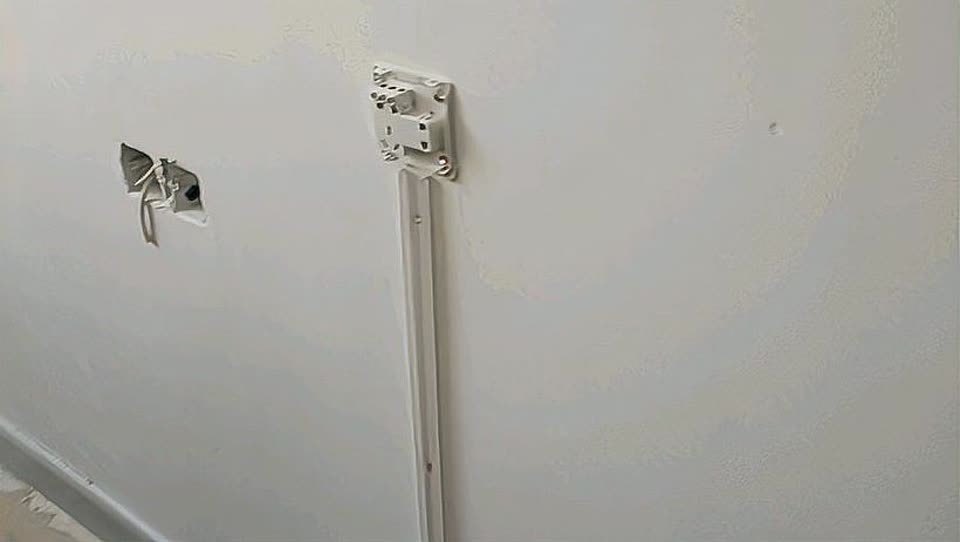 墙内的暗线坏了,正在更换明线安装,看看吧