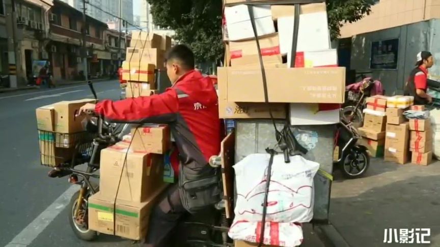 当你在“双11”快乐购物的时候,你知道快递小哥在做什么吗?