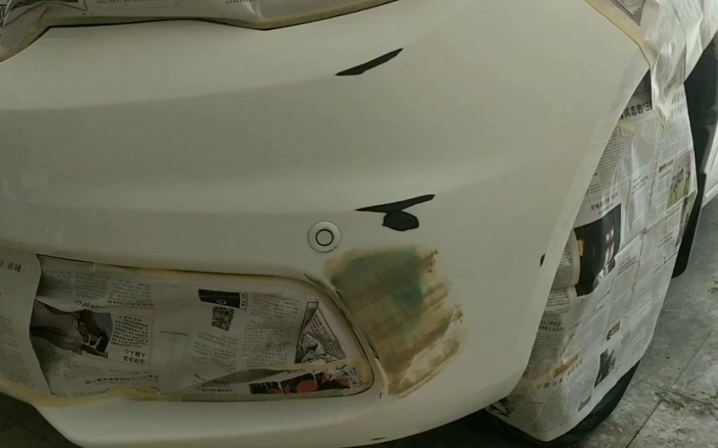 车子被蹭掉一点油漆,只能一个面全喷油漆吗?看小伙如何局部补漆