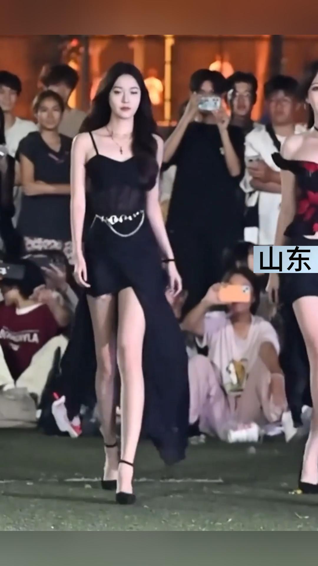 济南一高校社团招新晚会,校礼仪模特队进行走秀表演
