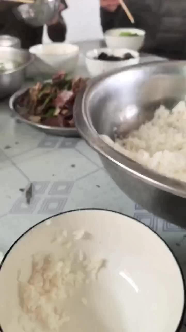 ...最多偶尔工资发了自己掏钱加点餐。PS:这个视频就是今天领导们的...