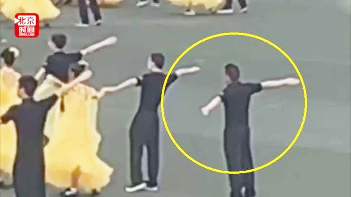 校运会开幕式一男生与空气同舞 淡定表演“惊呆全场”